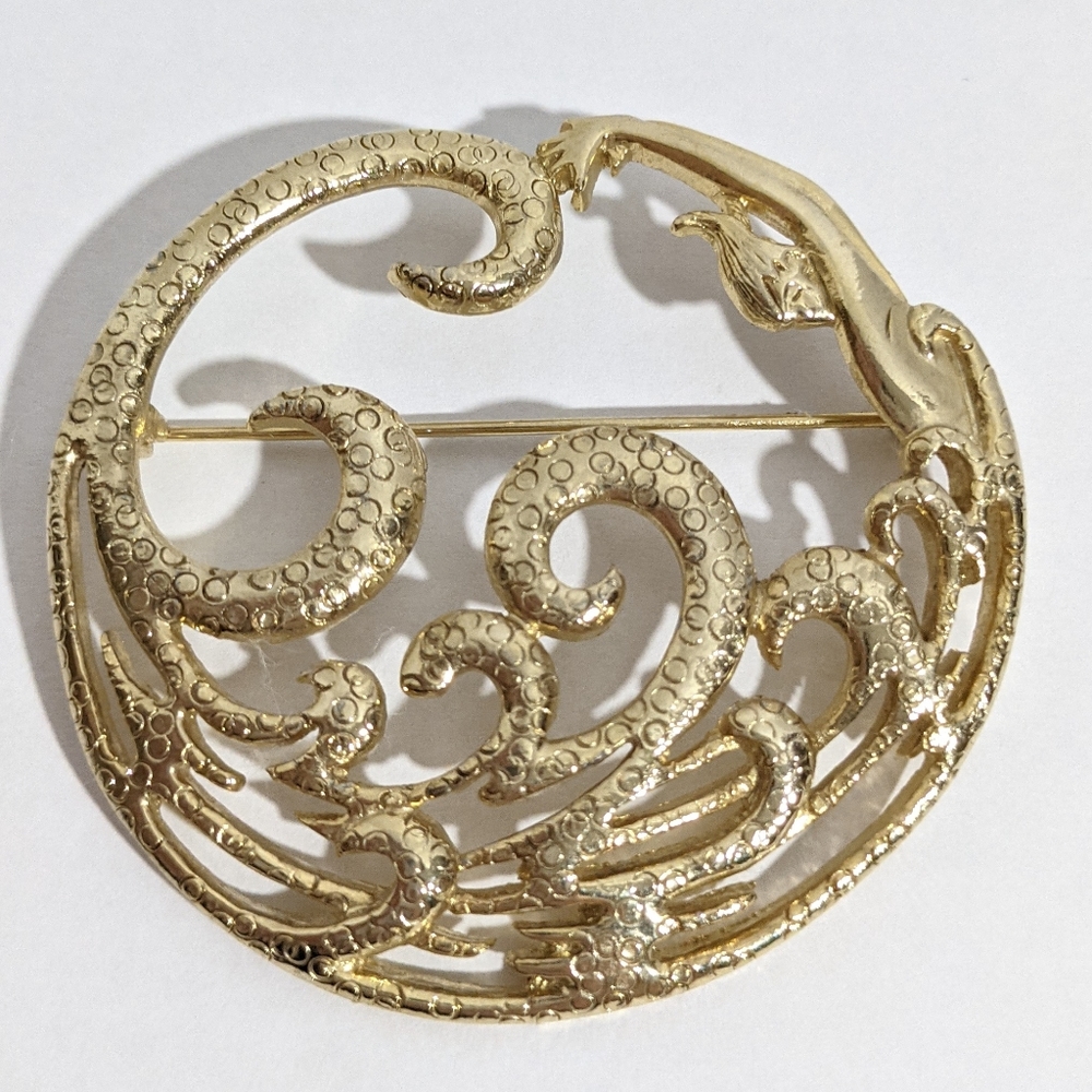 Large Vintage Signed Gold Ocean Wave Brooch - Gem